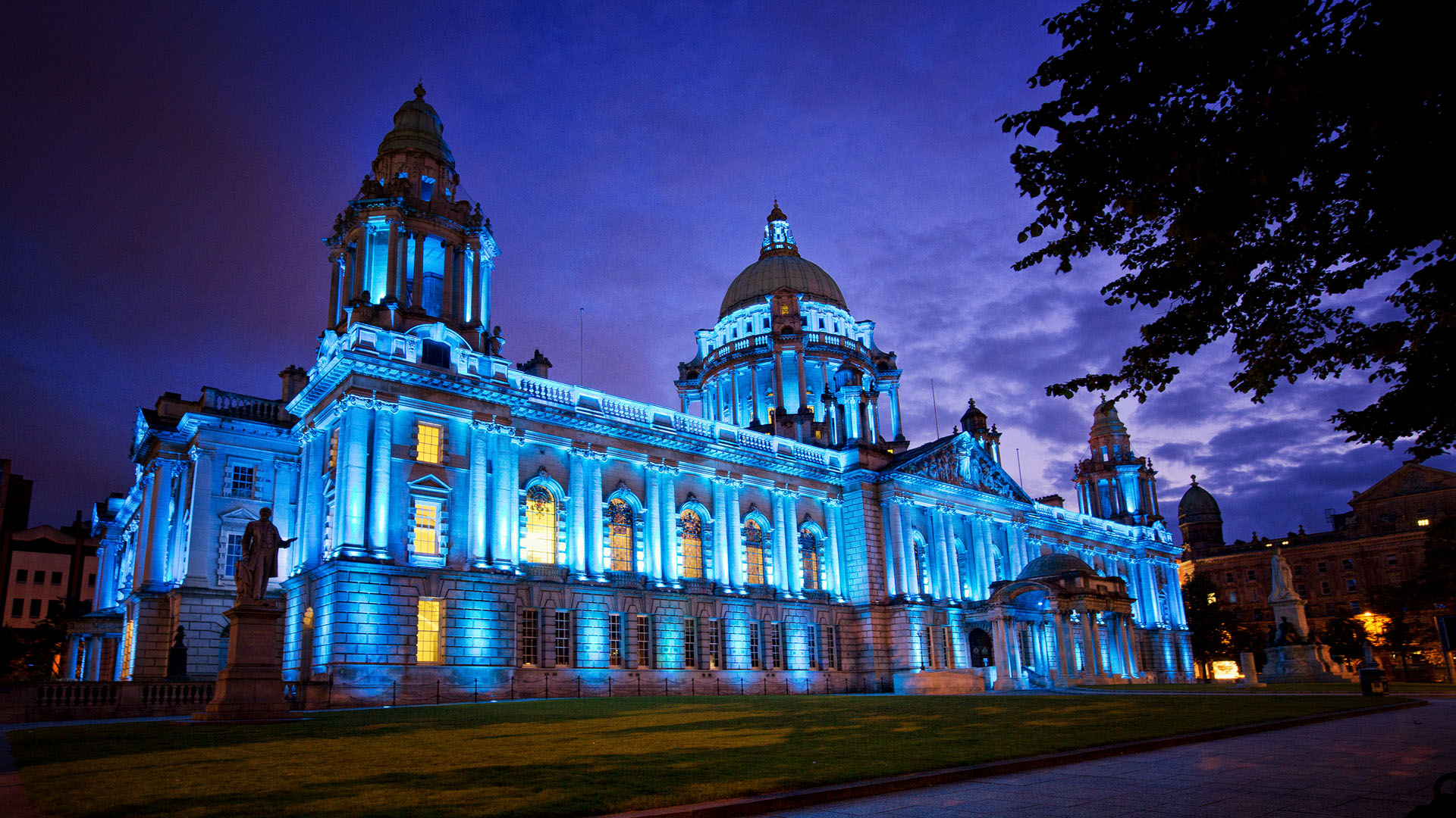 Belfast City Hall – Belfast by Arek Jaworski